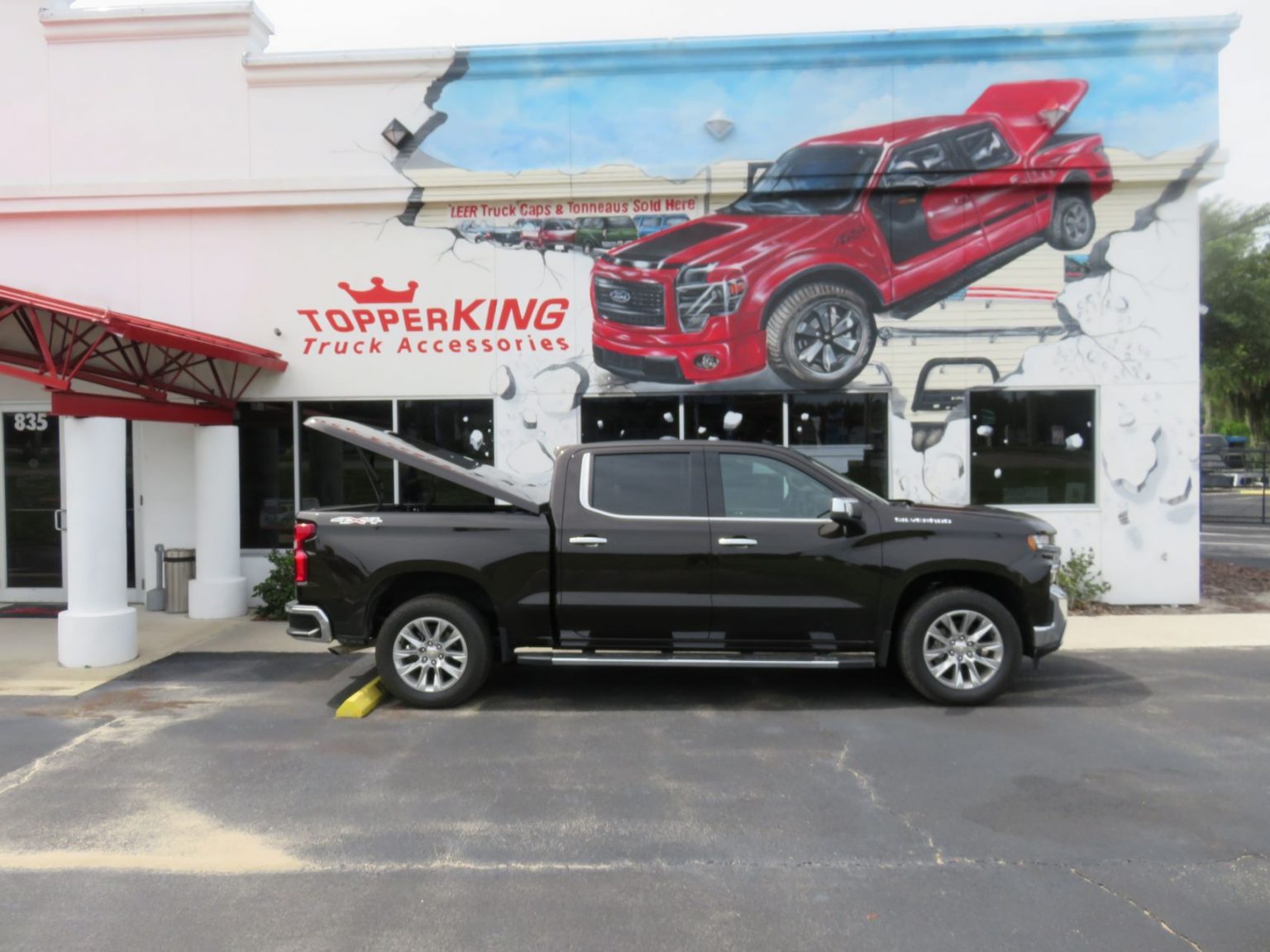 Chevy Silverado LEER 550 and Nerf Bars - TopperKING : TopperKING ...